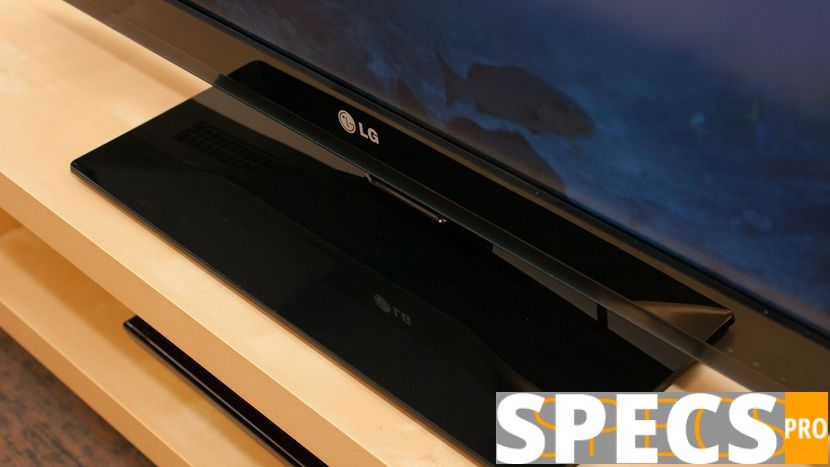 LG 32CS560 specs and prices, comparison with rivals.