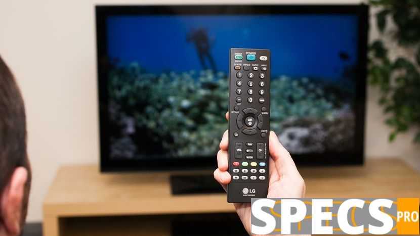 LG 42CS560 specs and prices, comparison with rivals.